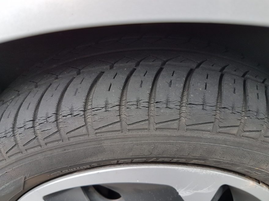 5 Tanda - Tanda Ban Mobil Kalian Sudah Harus Diganti - Fastnlow.net