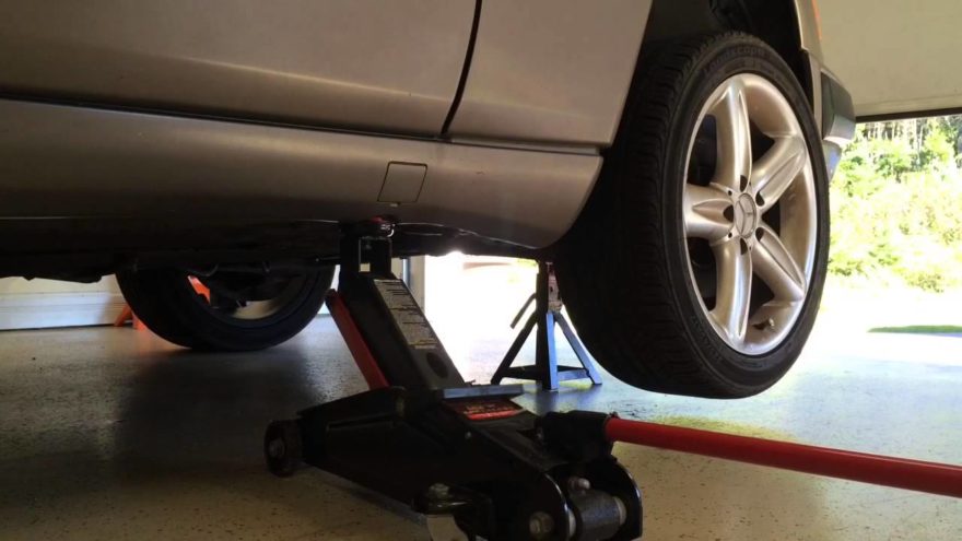 Petunjuk Bagaimana Cara Mendongkrak Mobil Anda Secara Benar - Fastnlow.net