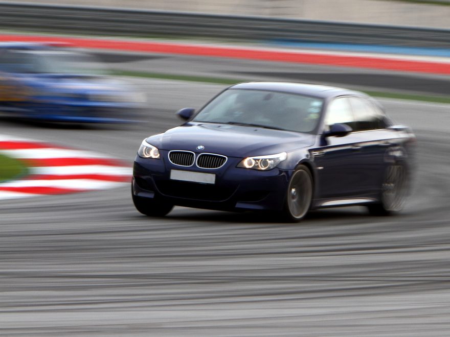 Beberapa Hal Penyebab Mobil Limbung Saat Belok - Fastnlow.net