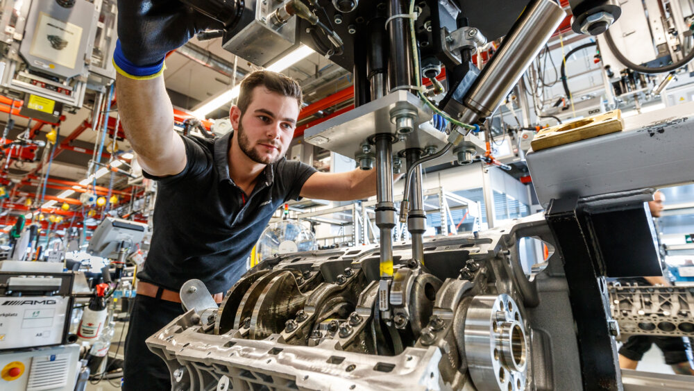 Prinsip Produksi Mesin Handcraft AMG, “One man, one engine” - Fastnlow.net