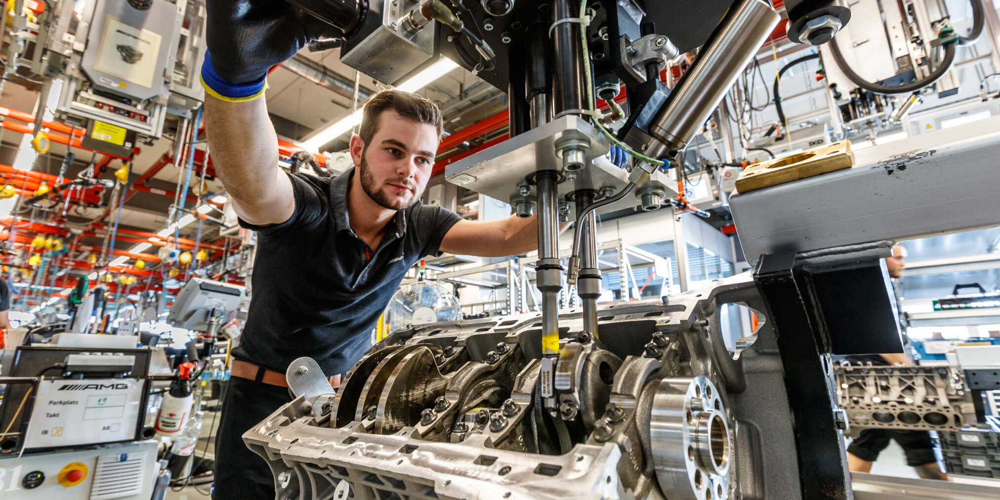 Prinsip Produksi Mesin Handcraft AMG, “One man, one engine” - Fastnlow.net