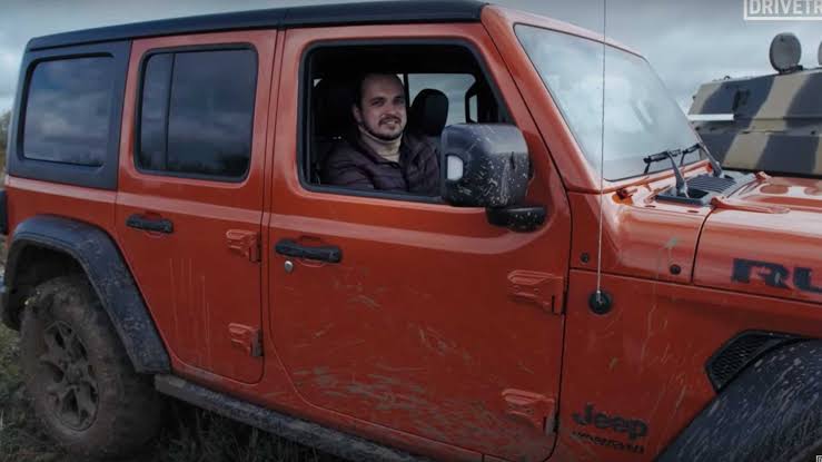 Ketika Jeep Wrangler VS Tank Beradu Di Trek Berlumpur, Siapa ...