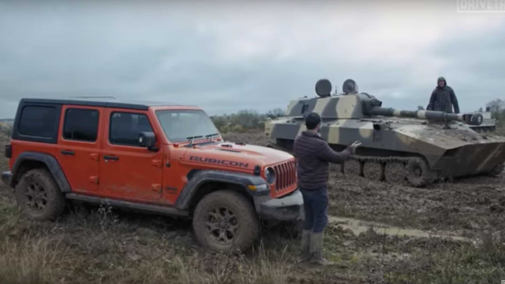 Ketika Jeep Wrangler VS Tank Beradu Di Trek Berlumpur, Siapa ...