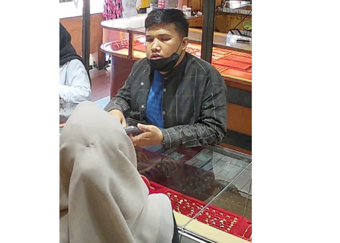 Pria Bermasker Rampok Emas Batangan Batangan Senilai Rp160 Juta di ...