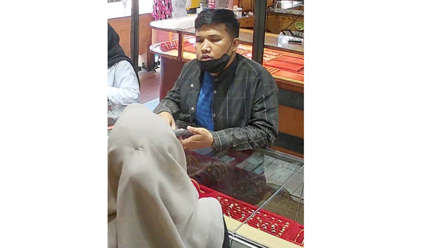 Pria Bermasker Rampok Emas Batangan Batangan Senilai Rp160 Juta di ...