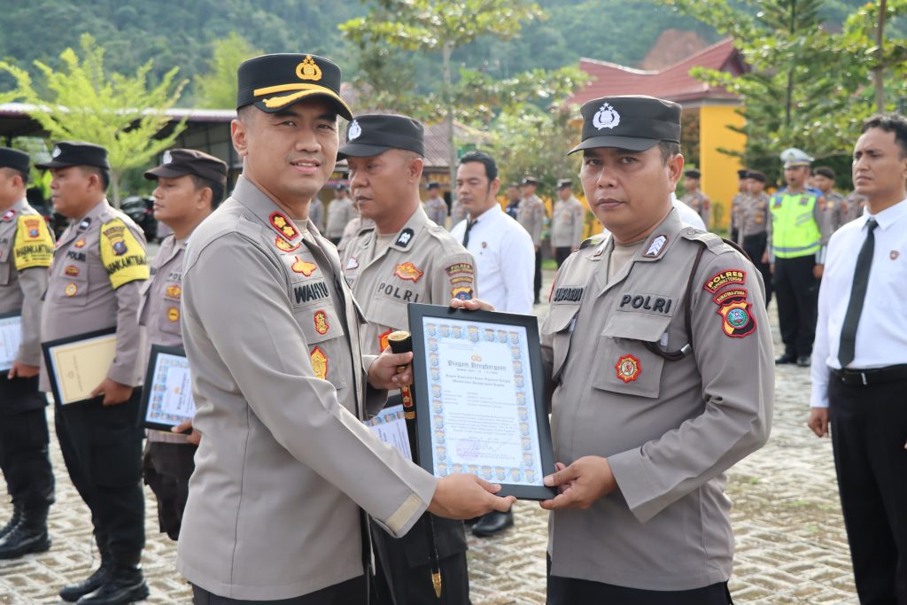 Kapolres Tapteng BeriKan Penghargaan Kepada Anggota Berprestasi dan Berdedikasi