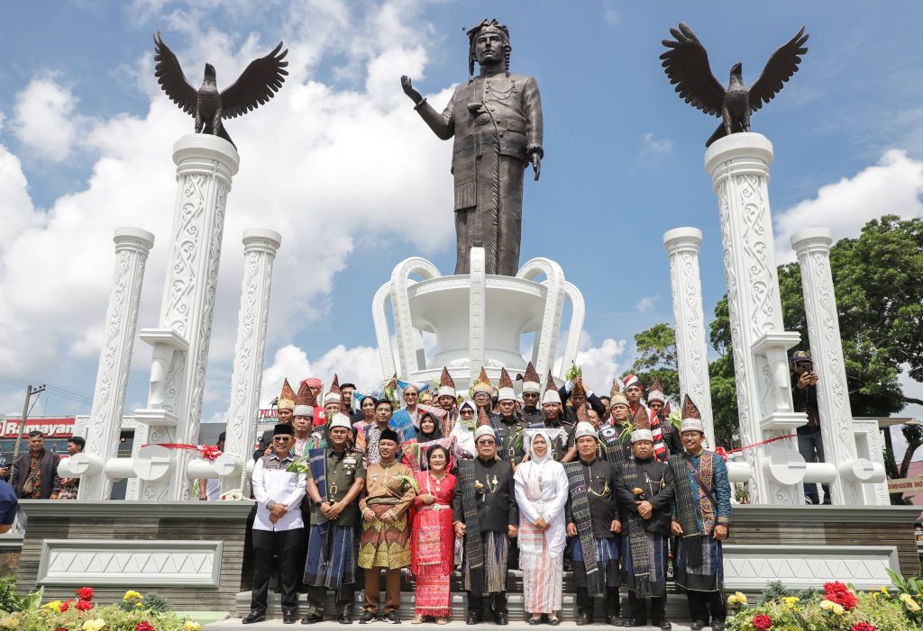 Monumen Raja Sang Naualuh Damanik Diresmikan